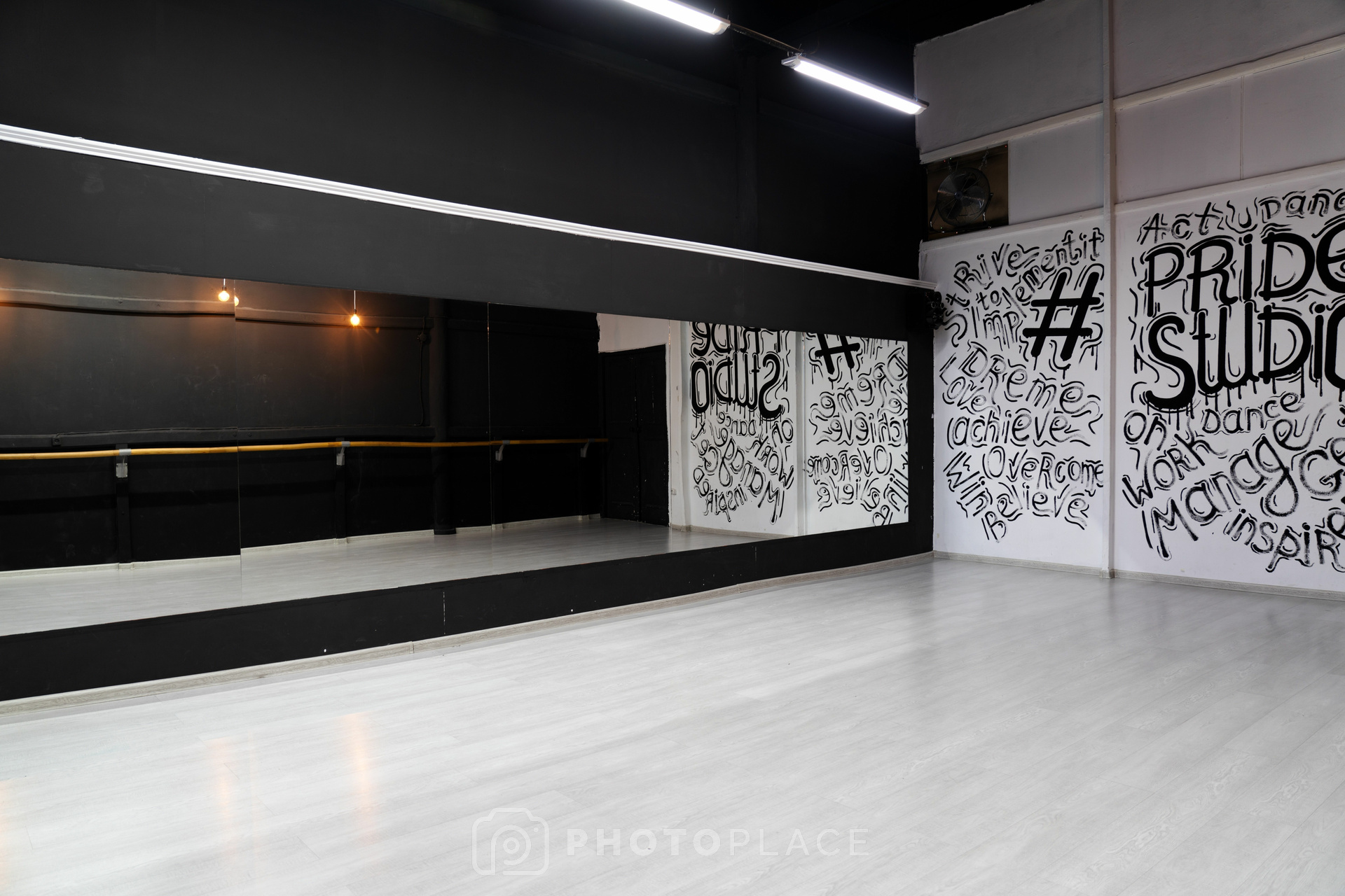 BLACK фотостудия PRIDE STUDIO в Москве: расписание и цена аренды зала